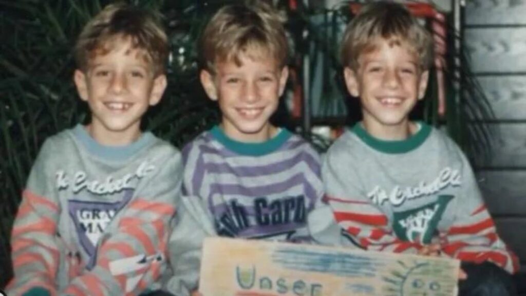 3 gemelli hanno fatto la stessa foto per 33 anni: ma la loro vita è ...
